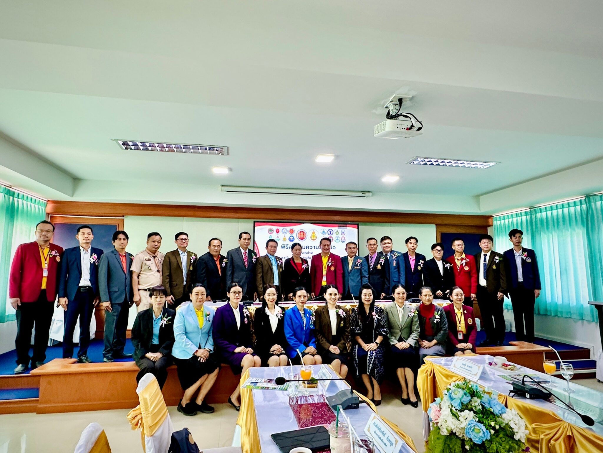 ดร.วรพงษ์ เถาว์ชาลี รองผอ.รร. ได้รับมอบหมายจาก ดร.เด่นจิตธีระพันธ์ จันทะมูล ผอ.รร. เมือง ...